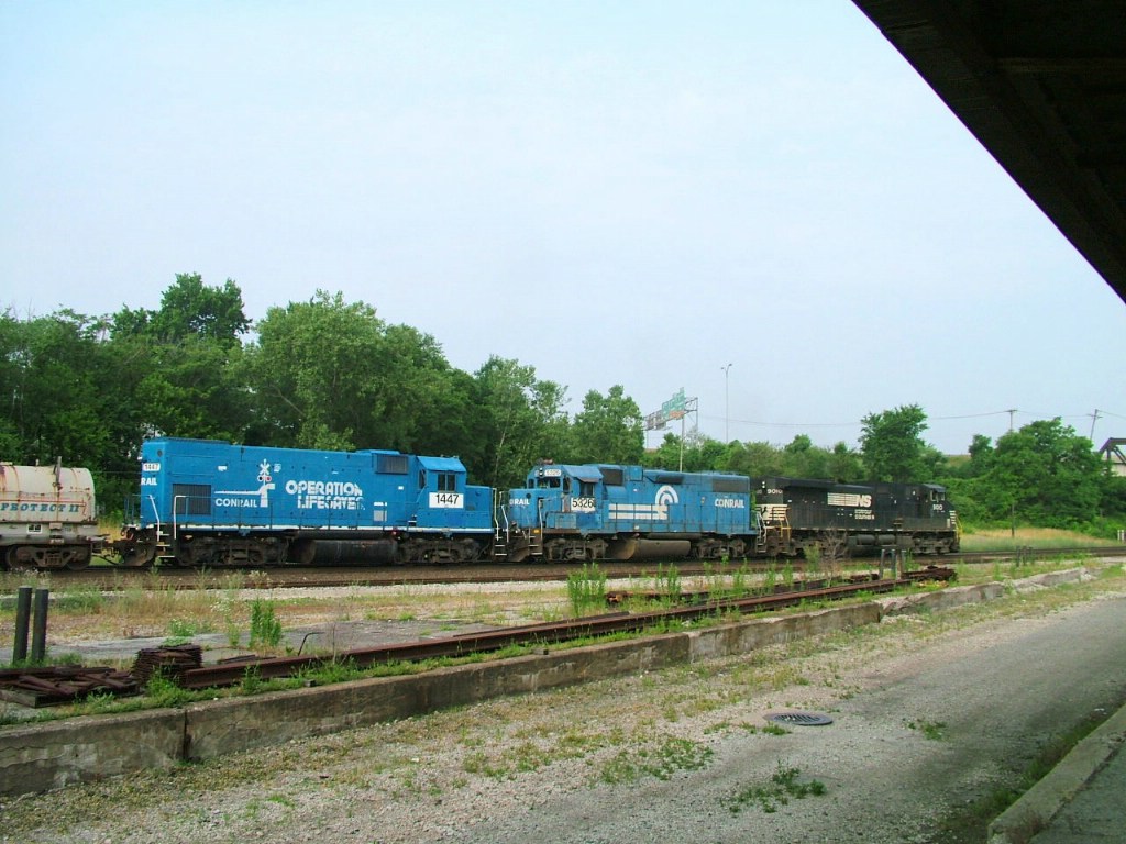 NS 1447 & 5326 in Conrail Blue